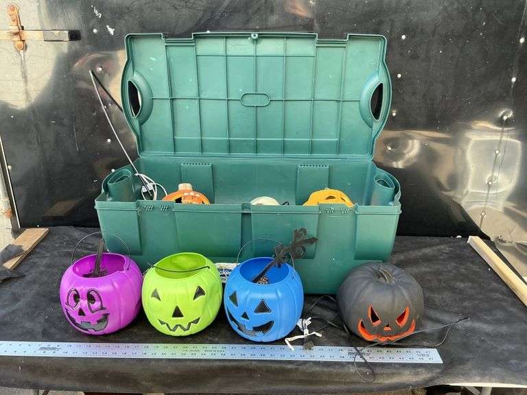 Halloween decor and tote - Legacy Auction Company