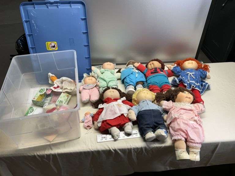 Assorted Cabbage Patch Kids with tote and lid - Legacy Auction Company