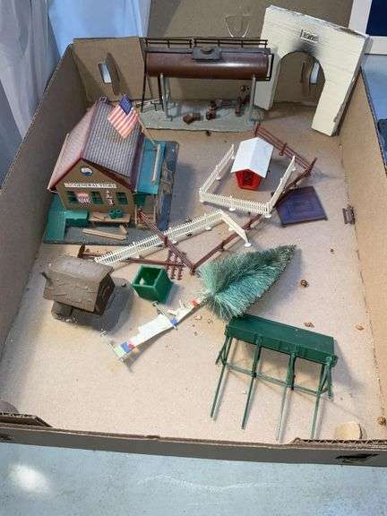 HO train buildings and accessories and cardboard - Legacy Auction Company
