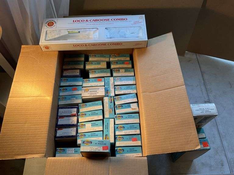 Empty HO train car boxes - Legacy Auction Company