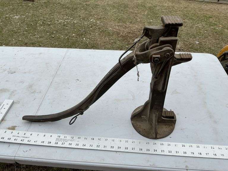 Railroad jack - Legacy Auction Company