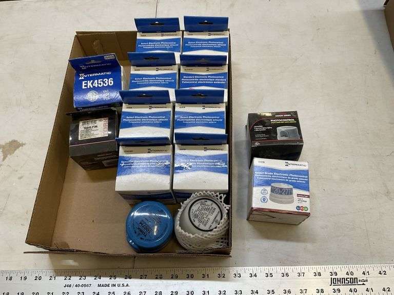 Assorted electronic photo controls - Legacy Auction Company