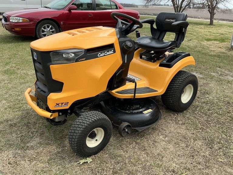 Cub cadet XT2 - Legacy Auction Company