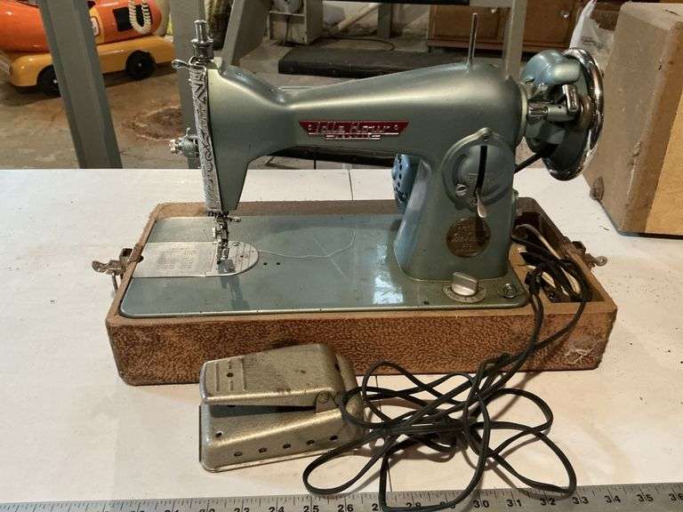 Antique Idle Hour sewing machine - Legacy Auction Company