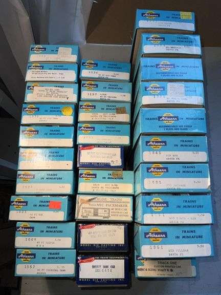 Empty HO train car boxes - Legacy Auction Company