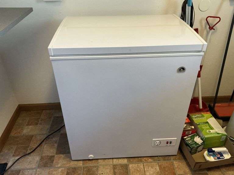 Igloo chest freezer 5.1 cu ft. 29 x 22 x 33 - Legacy Auction Company