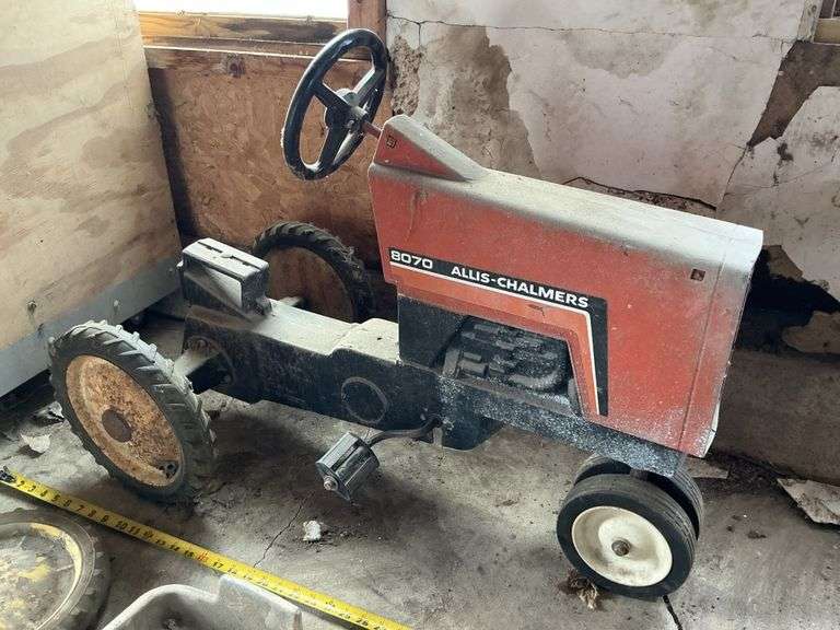 Allis-Chalmers 8070 pedal tractor - Legacy Auction Company