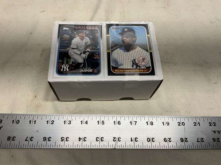 Approximately 300 baseball cards - Legacy Auction Company