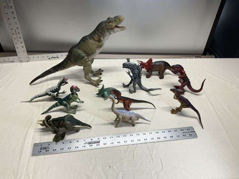 Assorted dinosaurs - Legacy Auction Company