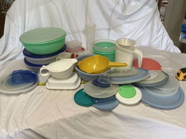 Plastic containers & misc lids - Legacy Auction Company