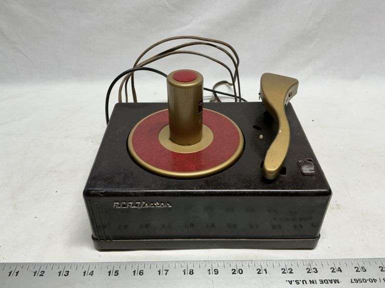 Antique RCA Victor record player - Legacy Auction Company