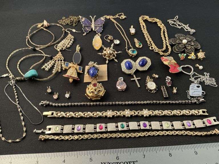 Assorted jewelry - Legacy Auction Company