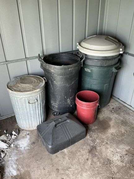 Assorted garbage cans - Legacy Auction Company
