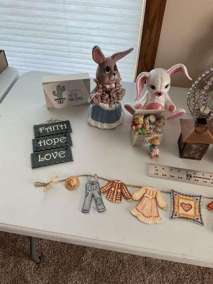 Assorted decorative items - Legacy Auction Company