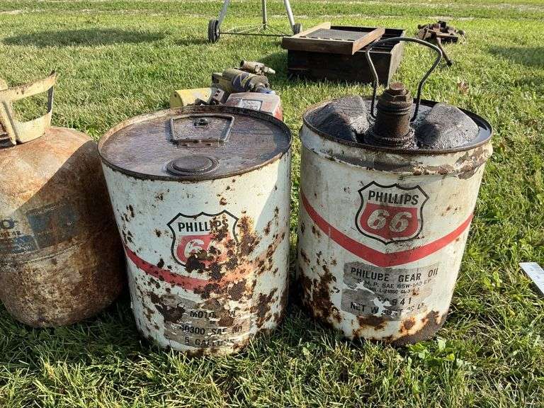 Phillips oil cans and tank, oil cans have product - Legacy Auction Company