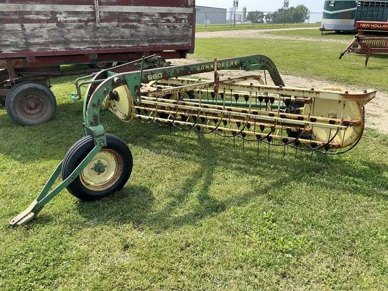 Model 660 John Deere rake - Legacy Auction Company