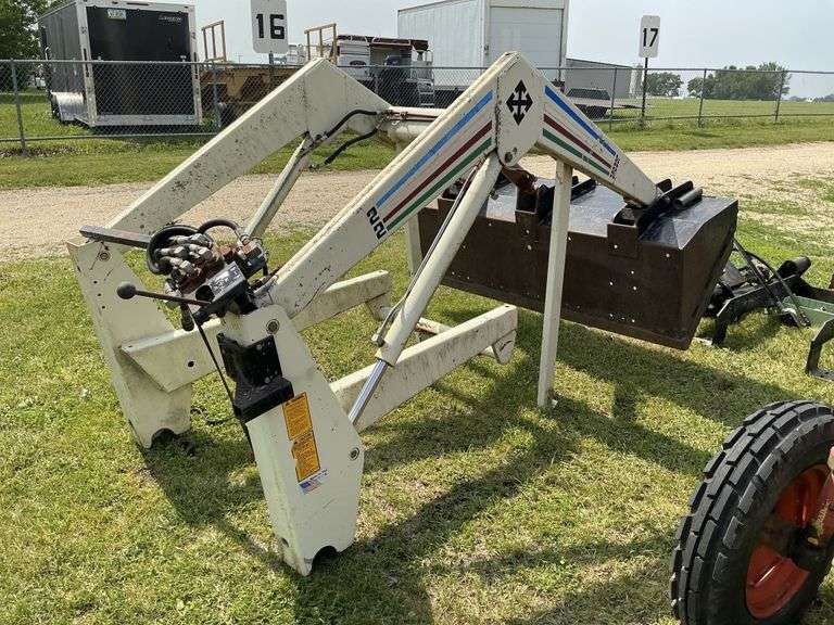 Farm hand loader - Legacy Auction Company