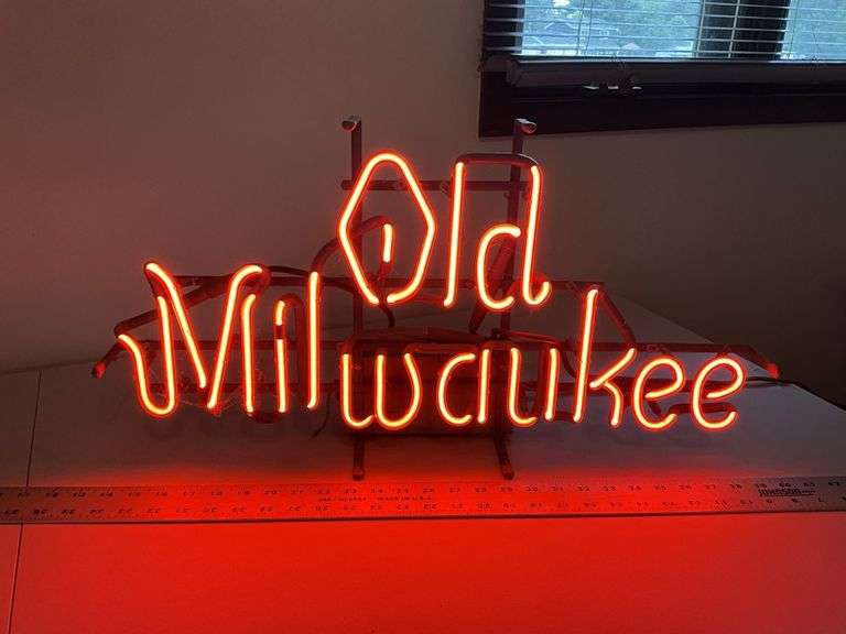 Vintage Old Milwaukee neon sign. Works. - Legacy Auction Company