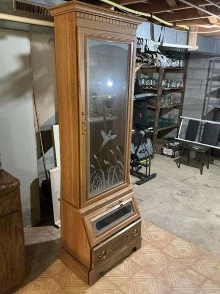 80" x 26" x 17" Gun cabinet w/key - Legacy Auction Company