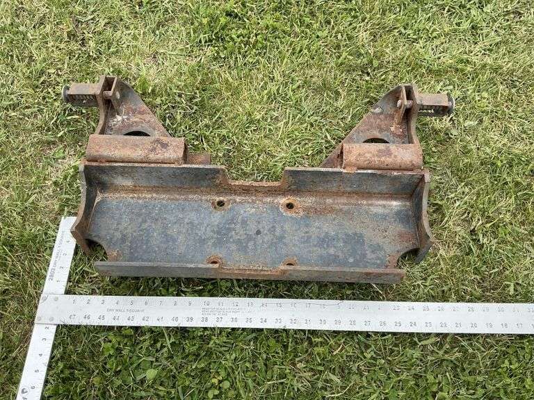 Quick attach plate for 850 John Deere - Legacy Auction Company