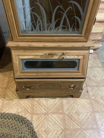 80" x 26" x 17" Gun cabinet w/key - Legacy Auction Company