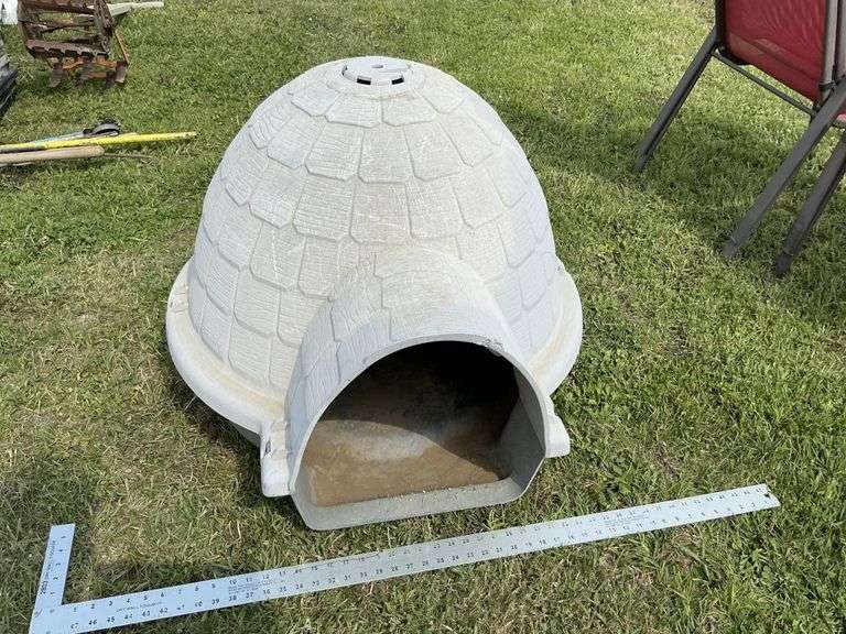 Dog igloo - Legacy Auction Company