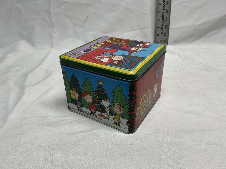 Snoopy tin - Legacy Auction Company