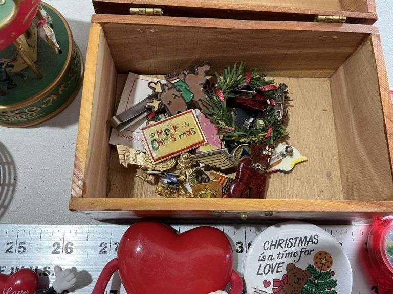 Vintage Hallmark pins, Mickey and Minnie mouse - Legacy Auction Company