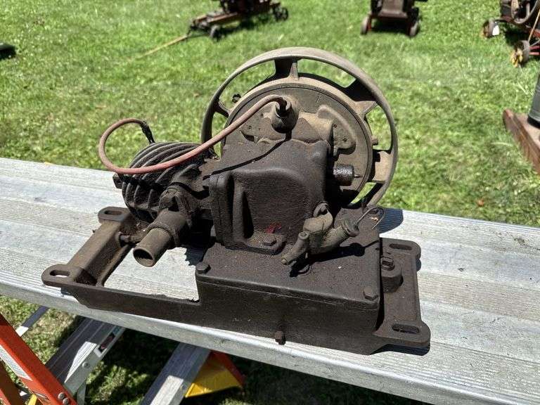 Maytag model 82 - Legacy Auction Company