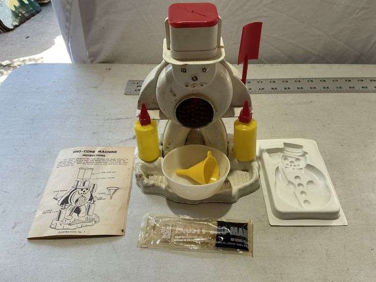 Vintage snow cone machine-needs cleaning - Legacy Auction Company