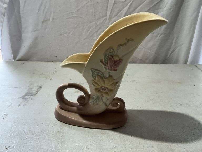 Hull vase - Legacy Auction Company