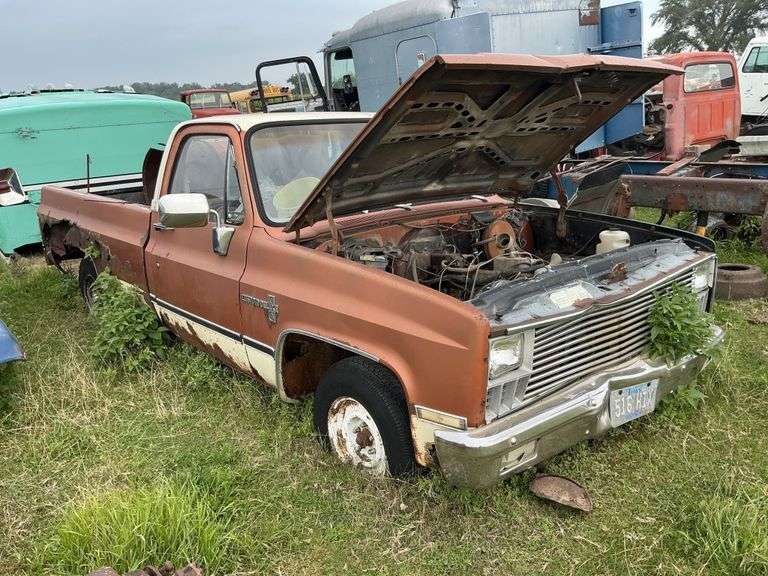 1981 GMC c10 custom deluxe - Legacy Auction Company