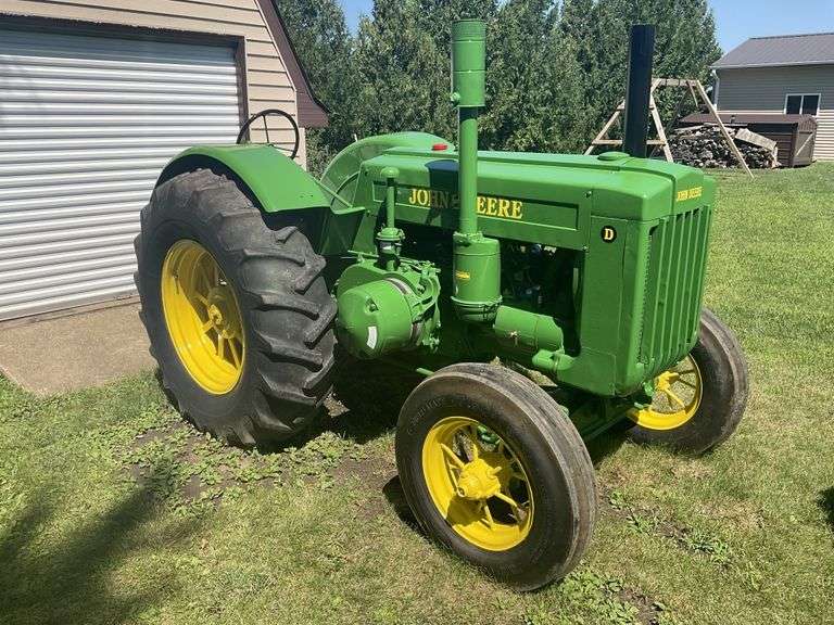 1942 John Deere D tractor - Legacy Auction Company