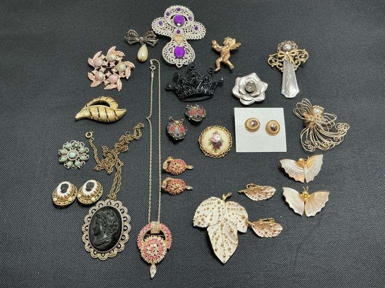 Assorted jewelry - Legacy Auction Company