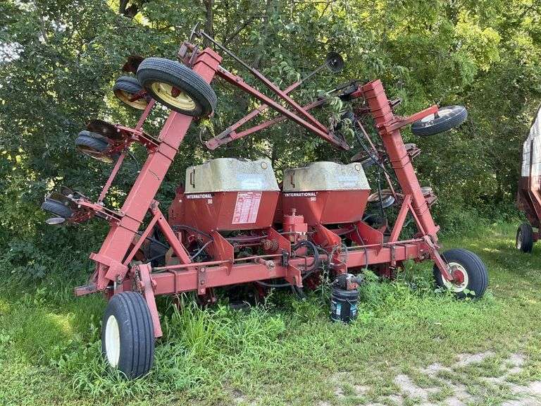 12 row International 500 planter – READ DESCRIPTION - Legacy Auction ...