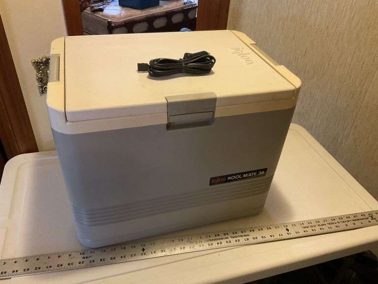 Igloo 12 V cool mate cooler - Legacy Auction Company