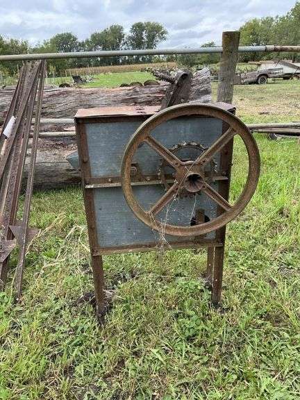 Antique corn sheller - Legacy Auction Company