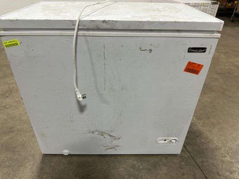 Magic Chef 7.0 cu. ft. Chest Freezer In White - Dings And Scrapes - Lambrecht Auction, Inc.