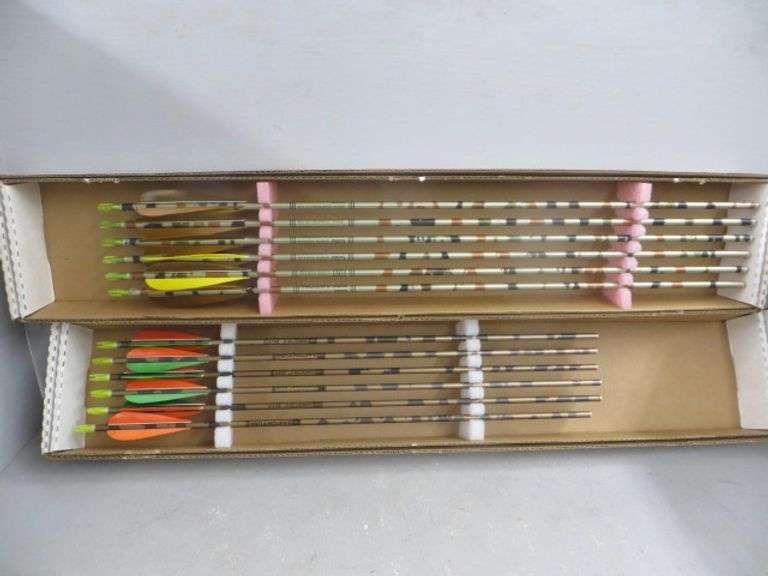 Arrows - 12 Assorted Easton Aluminum Arrows - Lambrecht Auction, Inc.