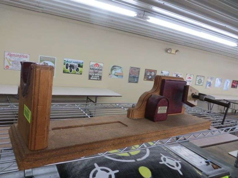 Decker Padded Rifle Vise - Lambrecht Auction, Inc.