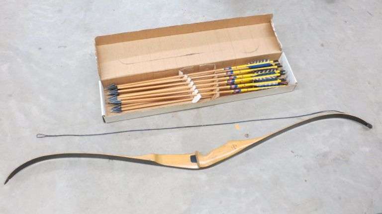 Black Hawk Short Bee Recurve Bow w/ Arrows - Lambrecht Auction, Inc.