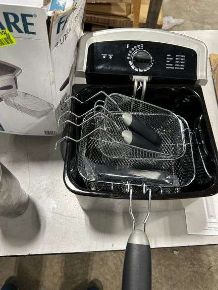 Farberware 4L Deep Fryer, Stainless Steel, Electric - Lambrecht Auction ...