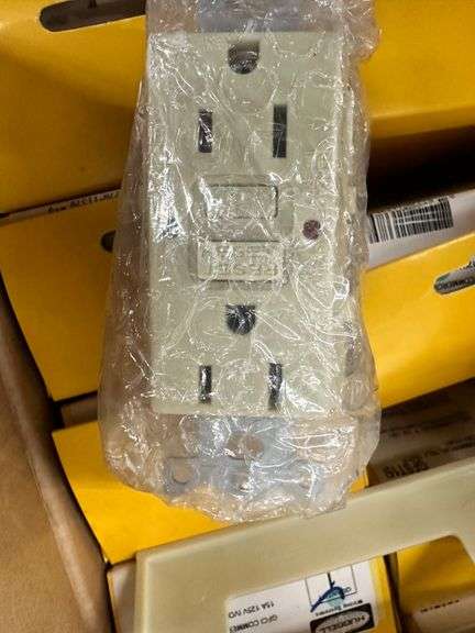 Hubbell GFCI 15A 125V Outlet #GFST151 (10) - Lambrecht Auction, Inc.