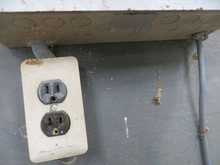 Cutler-Hammer 200 Amp Circuit Box - Lambrecht Auction, Inc.