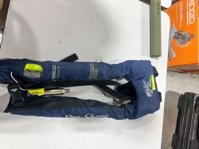 Bass Pro Shops AM33 All-Clear Auto/Manual-Inflatable Life Vest - Used ...
