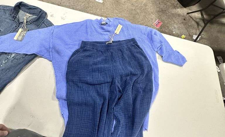 Women's Natural Selection Medium Clothes (4x$) - Lambrecht Auction, Inc.