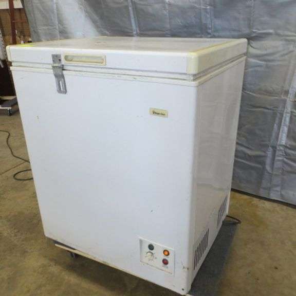 Magic Chef Chest Freezer - Lambrecht Auction, Inc.