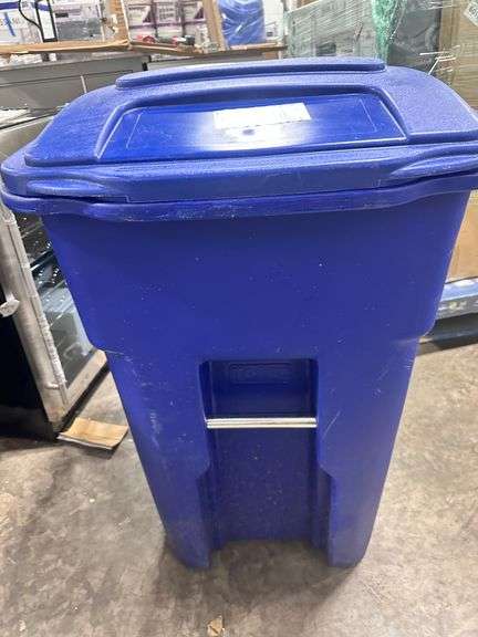 Toter 32 Gallon Blue Outdoor Trash Can/Garbage Can - Lambrecht Auction ...