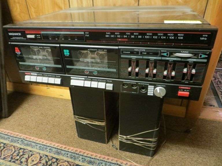 Stereo Receiver w/ Turn Table & Speakers - Lambrecht Auction, Inc.