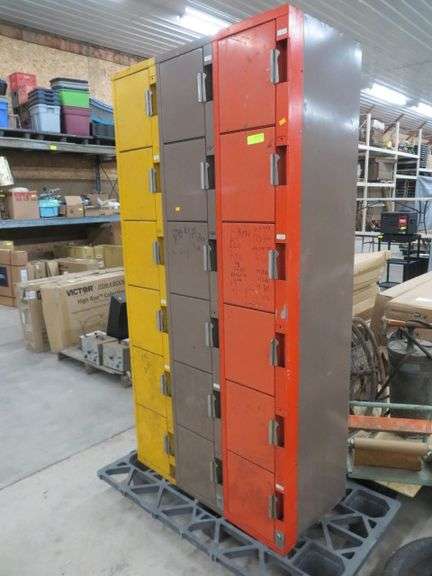 18 Compartment Metal Locker - Lambrecht Auction, Inc.